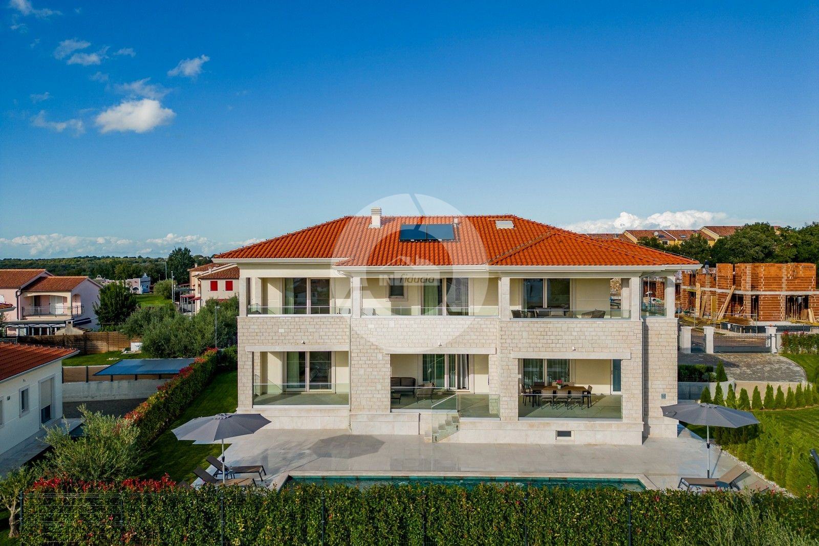 EKSKLUZIVNA VILA! Vila sa bazenom i garažom, 1 km od mora (prodaja)