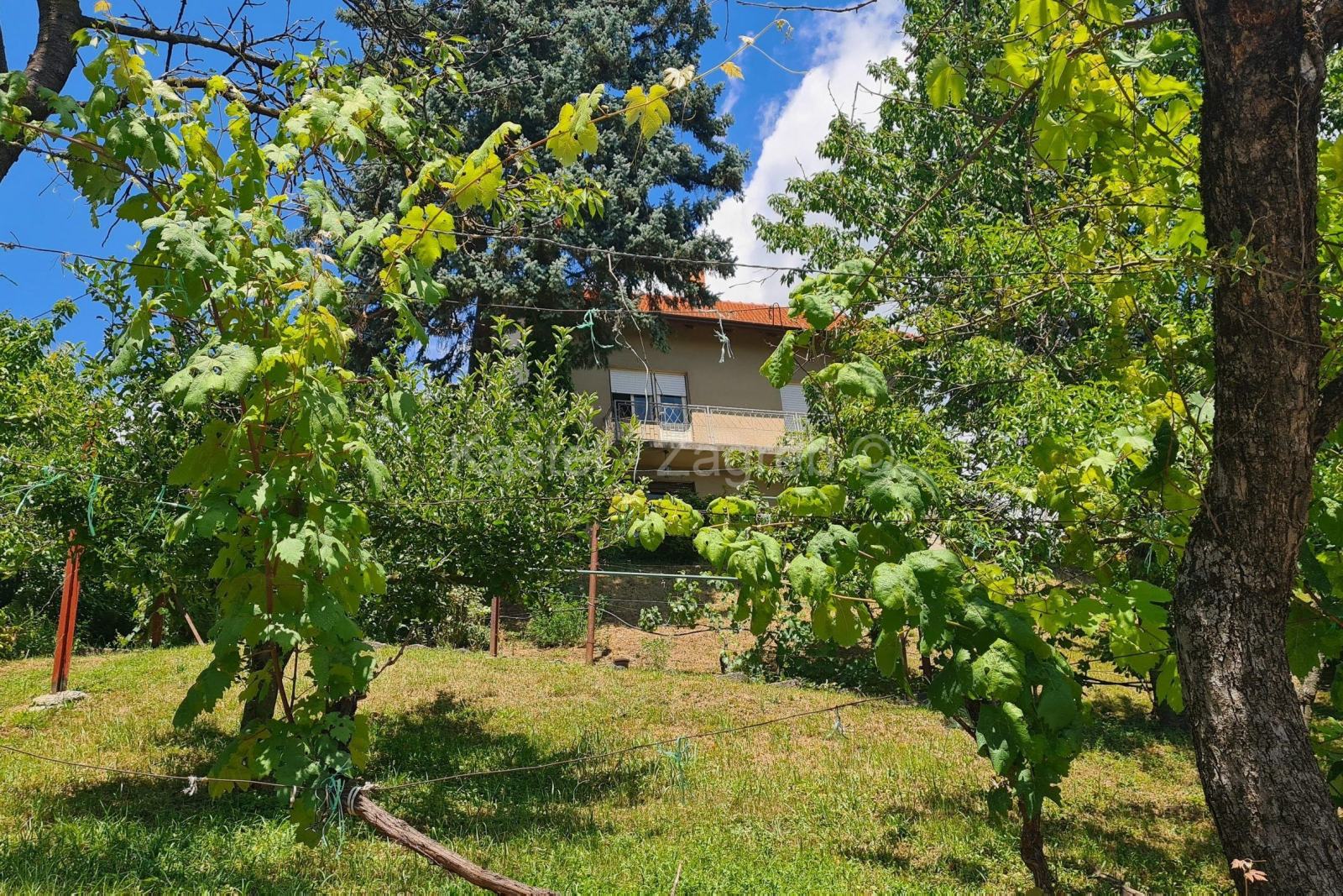 Gajnice, obiteljska kuća s garažom, parcela 900 m2 (prodaja)
