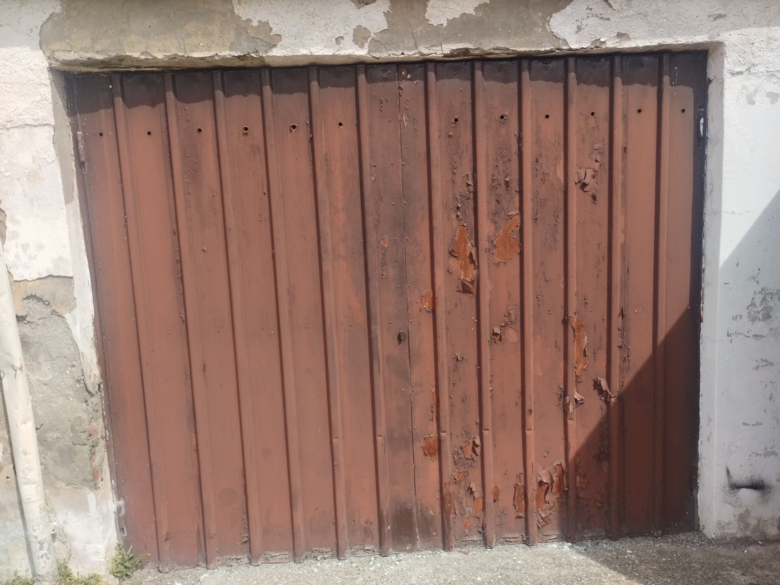 GARAŽA 15m2!! BOSUTSKO NASELJE!! BETONSKI POD!!! (prodaja)