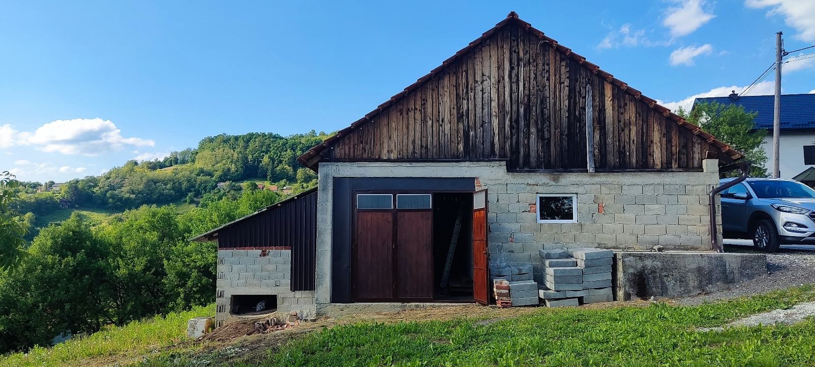 Gospodarski objekt i polj zemljište