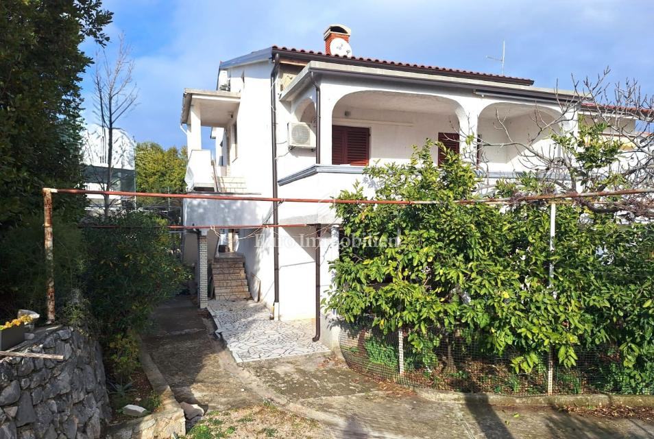 Grad Krk - kuća s tri stana (prodaja)
