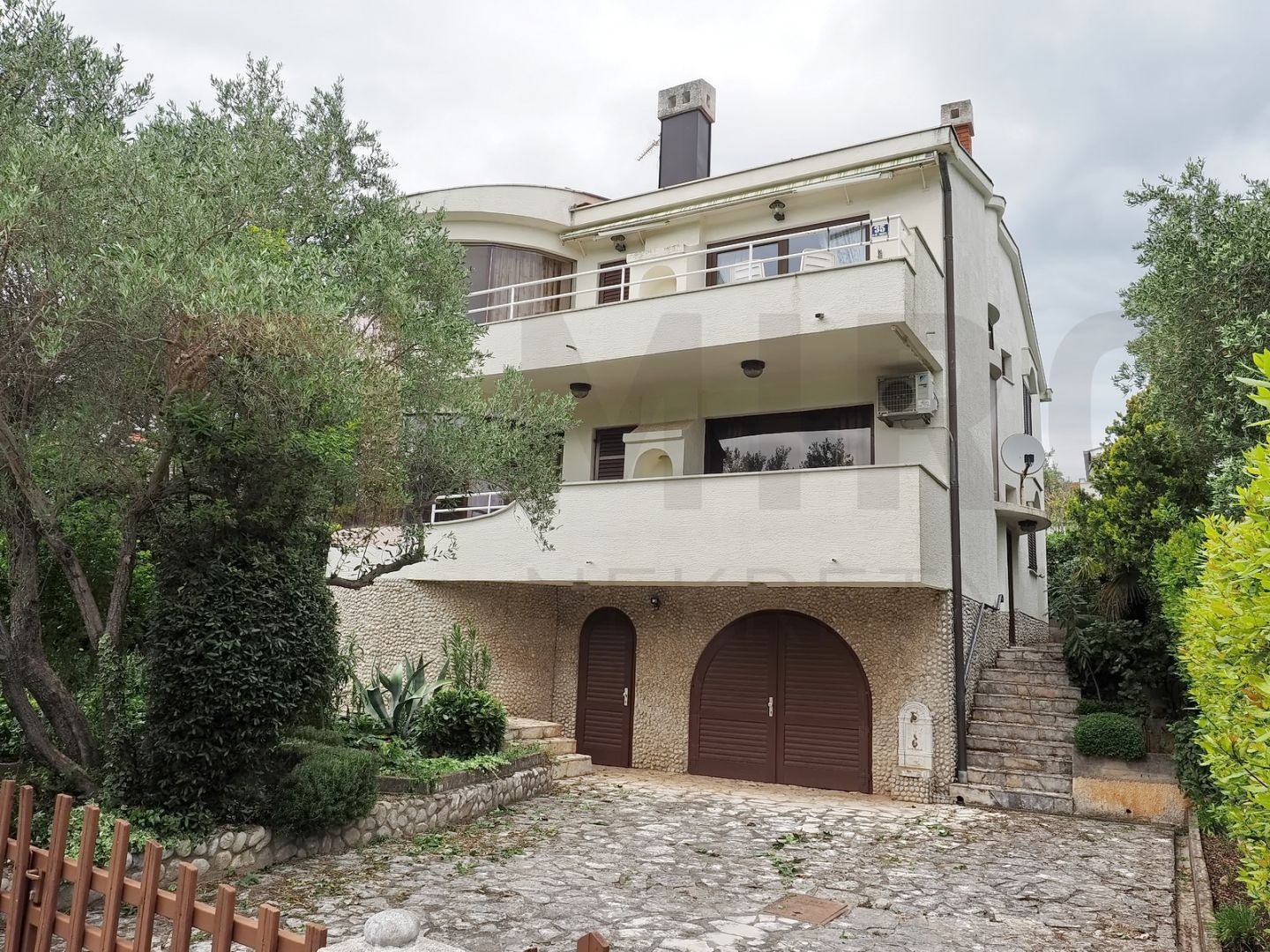 Grad Krk, samostojeća kuća s 3 stana 100 m od mora! (prodaja)