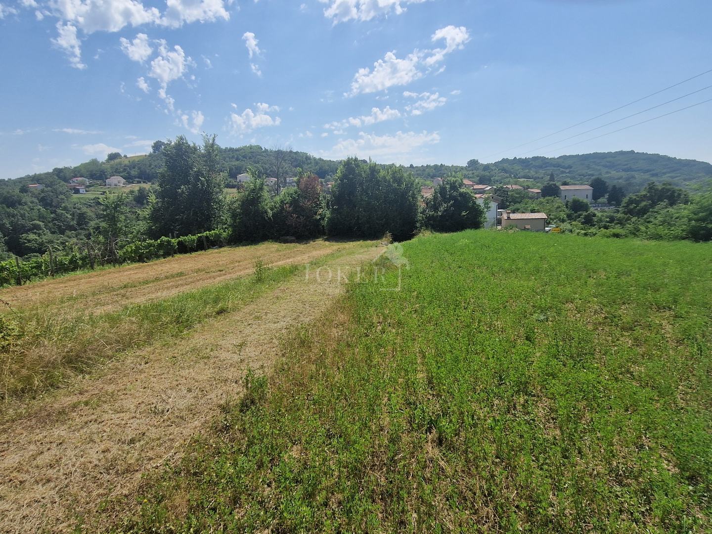 Građevinski teren sa dozvolom za gradnju kuće