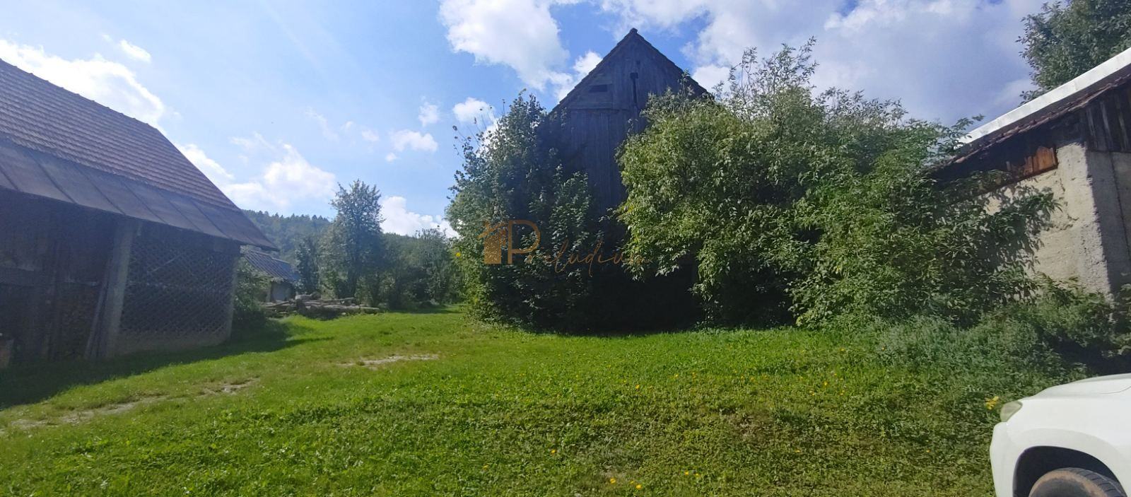 Građevinsko zemljište od 1600 m2 s priključcima