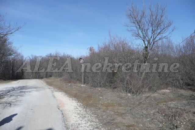 Građevinsko zemljište 2700m2 samo 2km udaljeno od Labina!