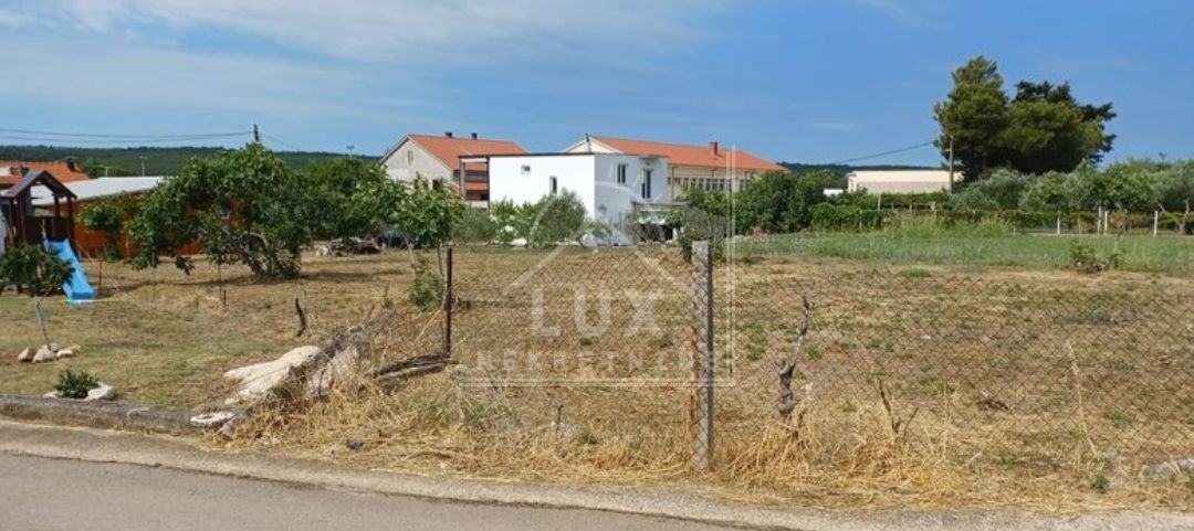 Građevinsko zemljište pov. 947 m2, Posedarje nedaleko Zadra, 700 metar
