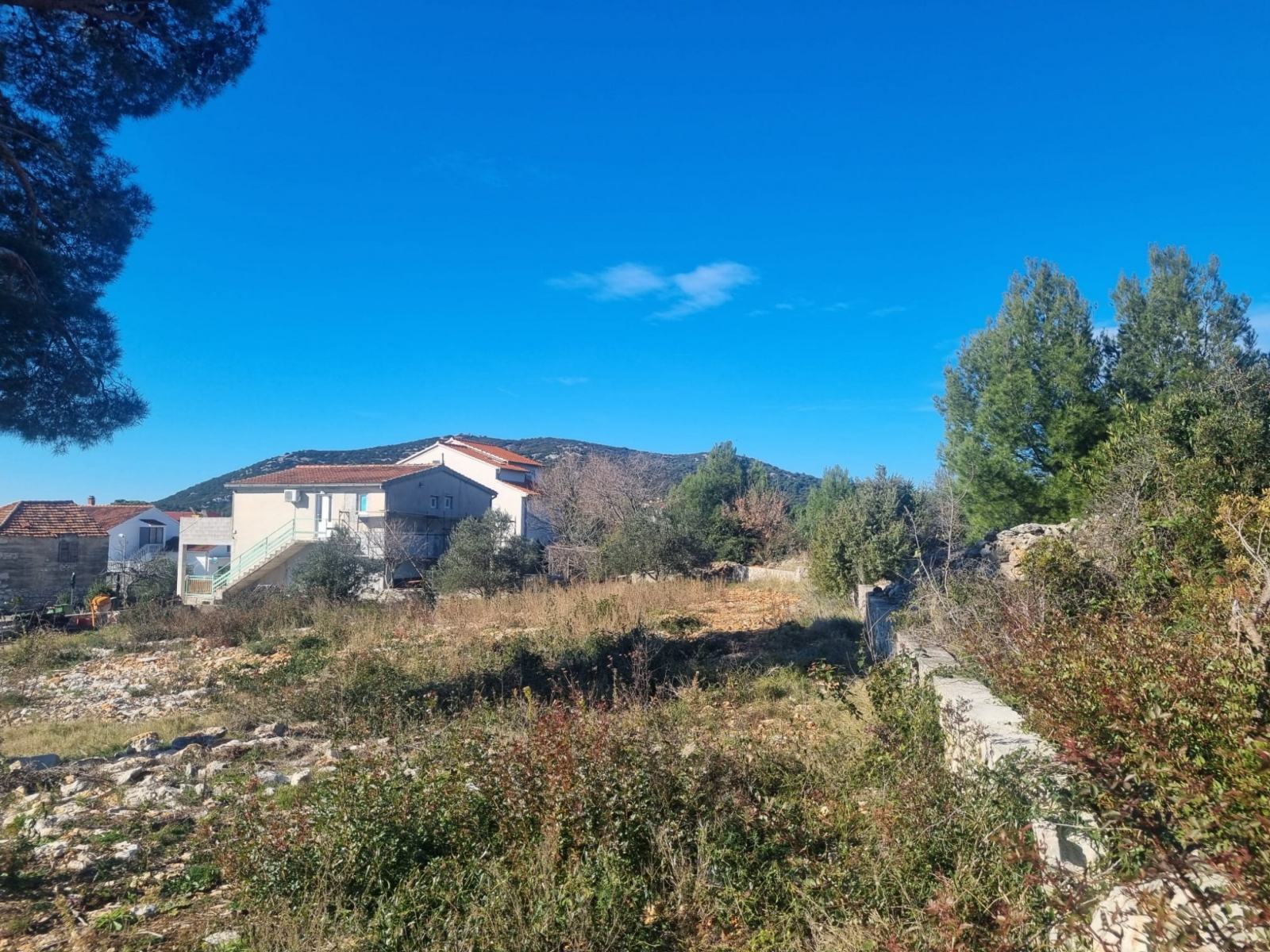 Građevinsko zemljište u Tribunju, odlična lokacija, 905 m2