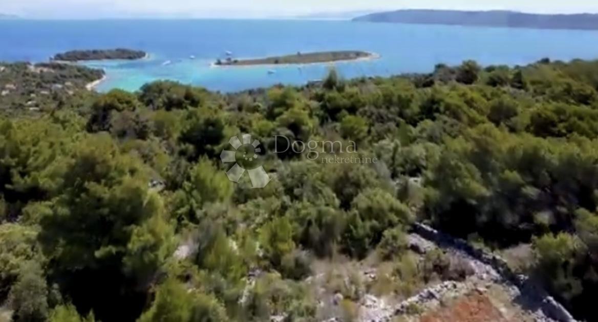 Hitna prodaja! Tereni sa pristupnim putom na otoku Drvenik Veliki!