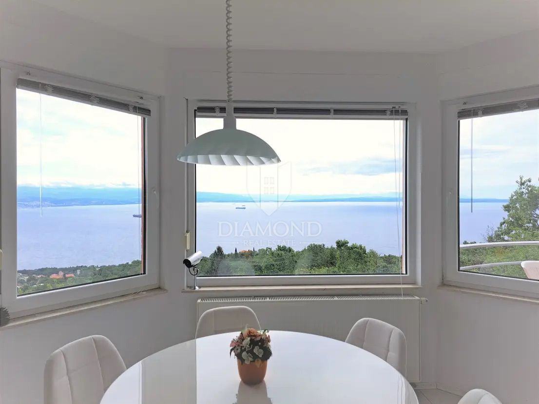 Ičići, stan na prvom katu sa prekrasnim pogledom na more (prodaja)