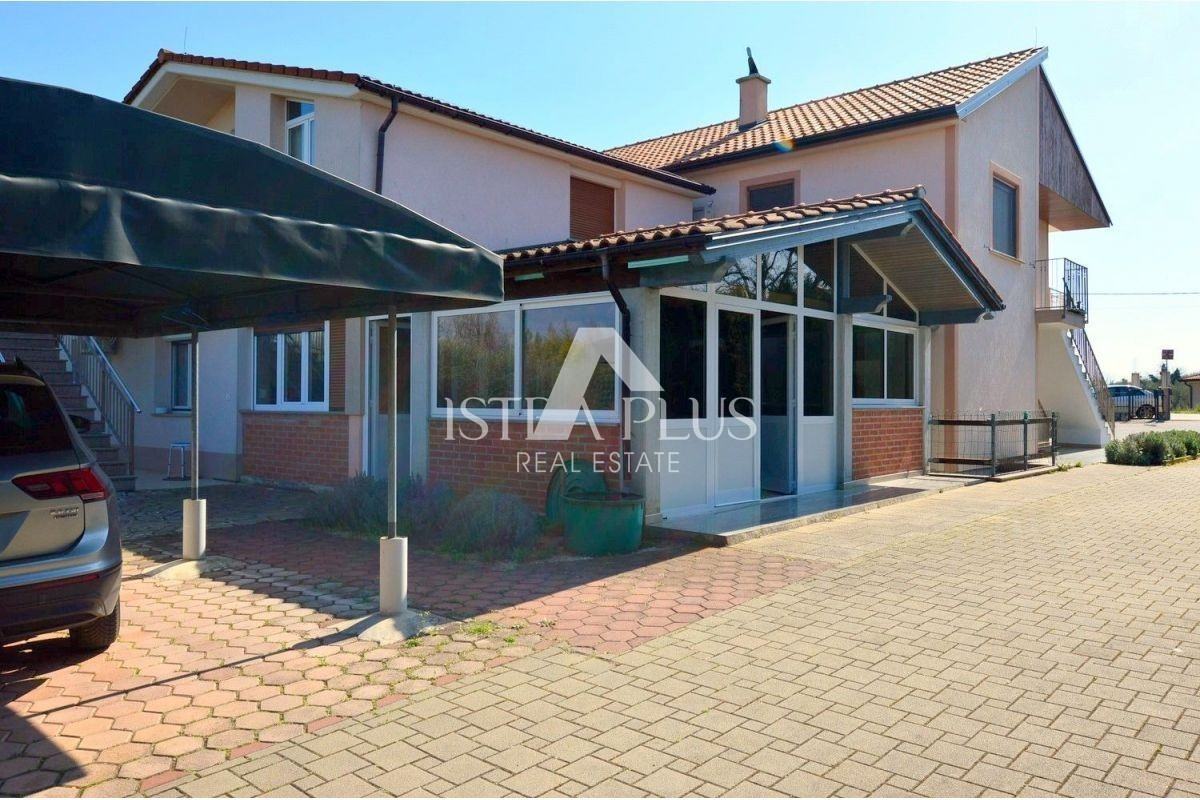 Imanje sa 2 kuće na prodaju - Poreč (prodaja)