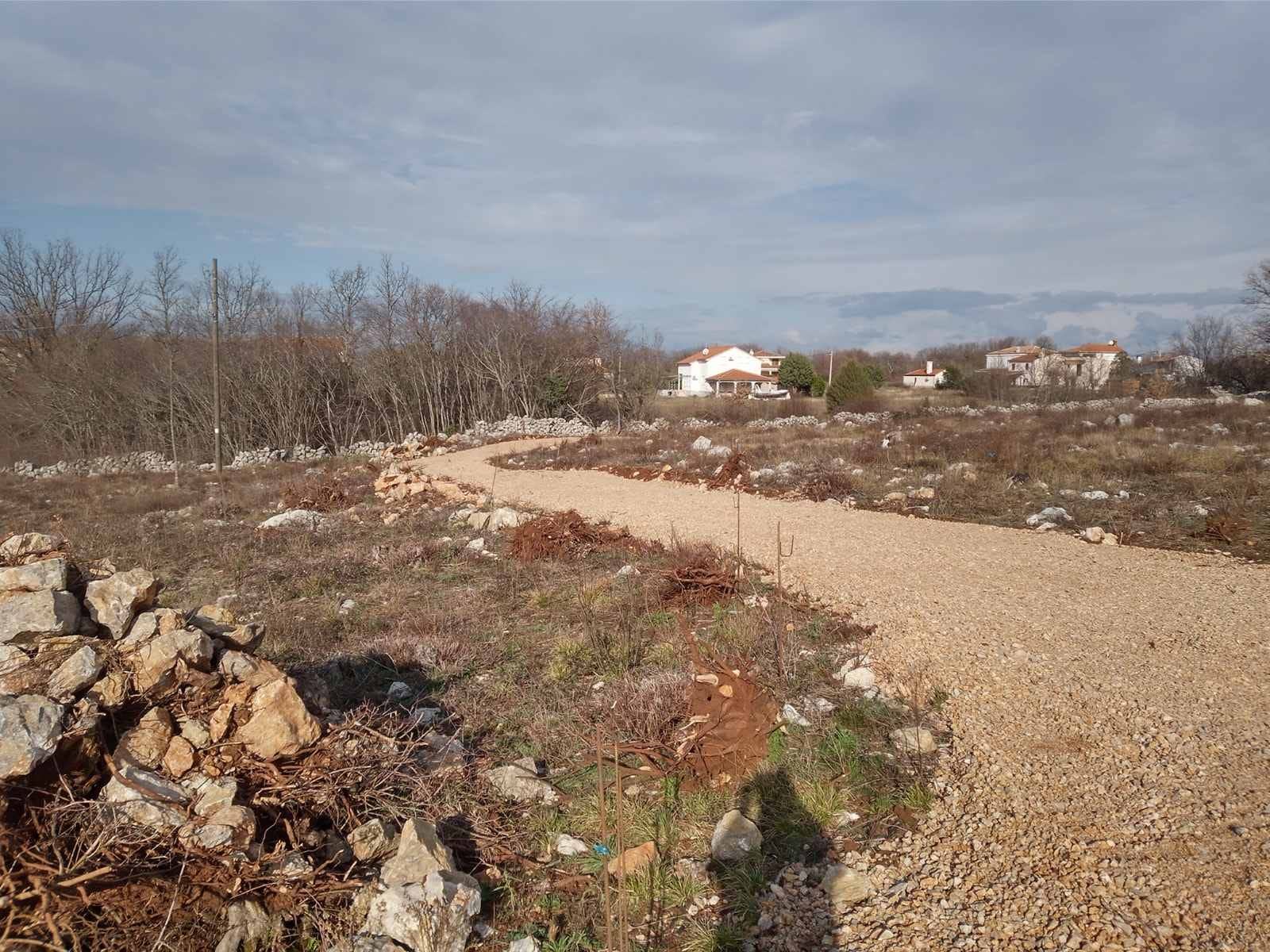 INTERESANTAN GRADEVINSKI TEREN ZA KUCU