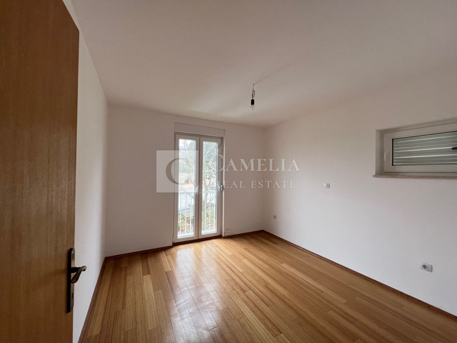 Istra Baderna šarmantan stan u zgradi sa bazenom! (prodaja)