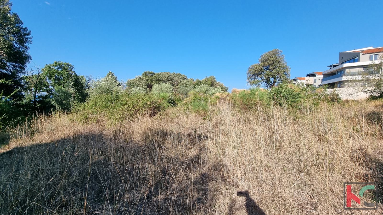 Istra, Banjole, građevinsko zemljište 2020m2 na 50m od mora