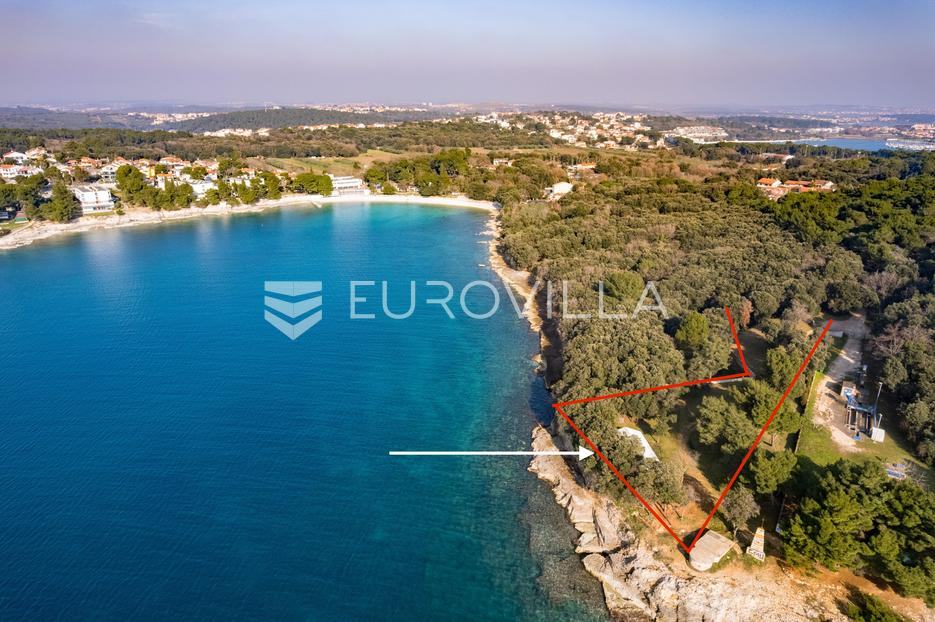 Istra, Banjole zemljište 2700 m2 prvi red do mora s dva legalizirana