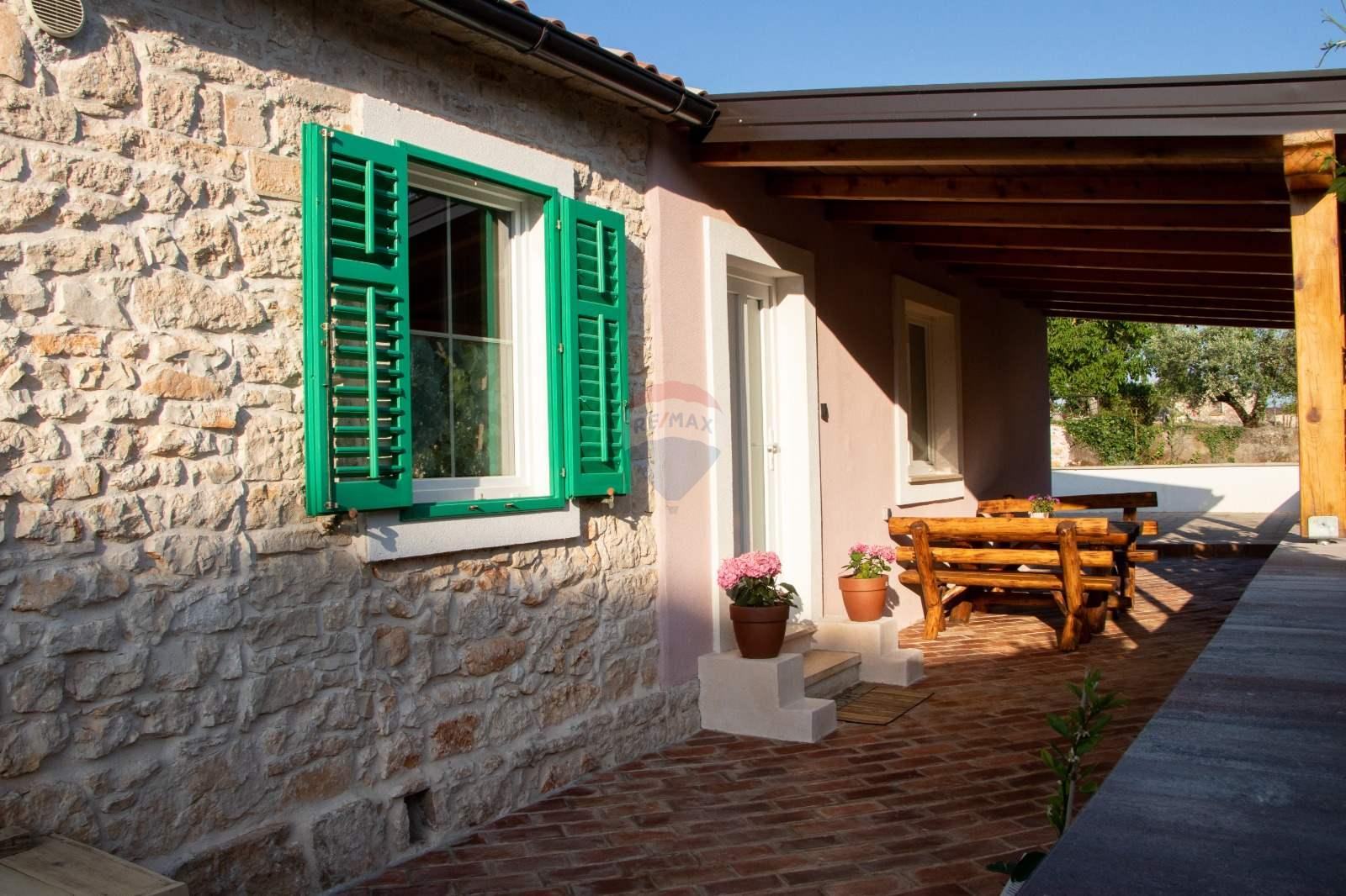 Istra, Barban - lijepa autohtona hižica (prodaja)