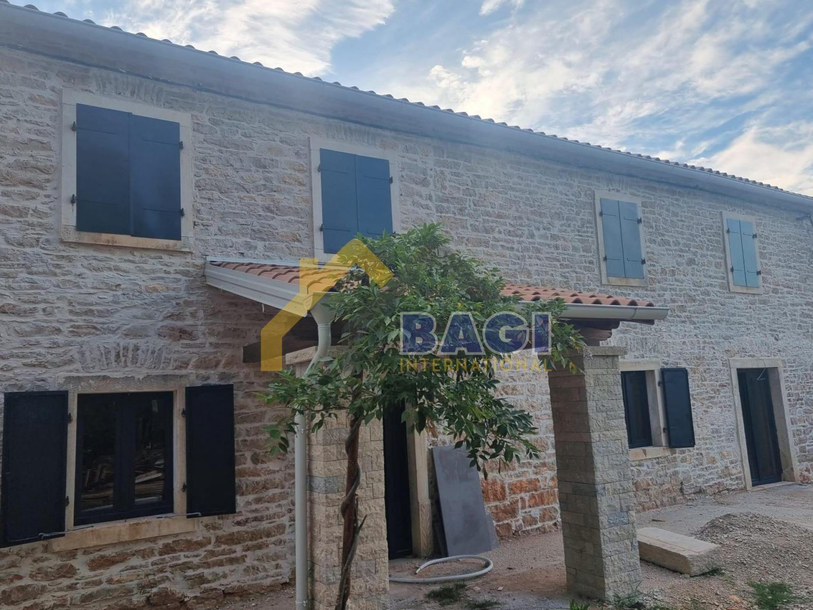 Istra-Barban-Stancija na 2000m2 sa bazenom (prodaja)