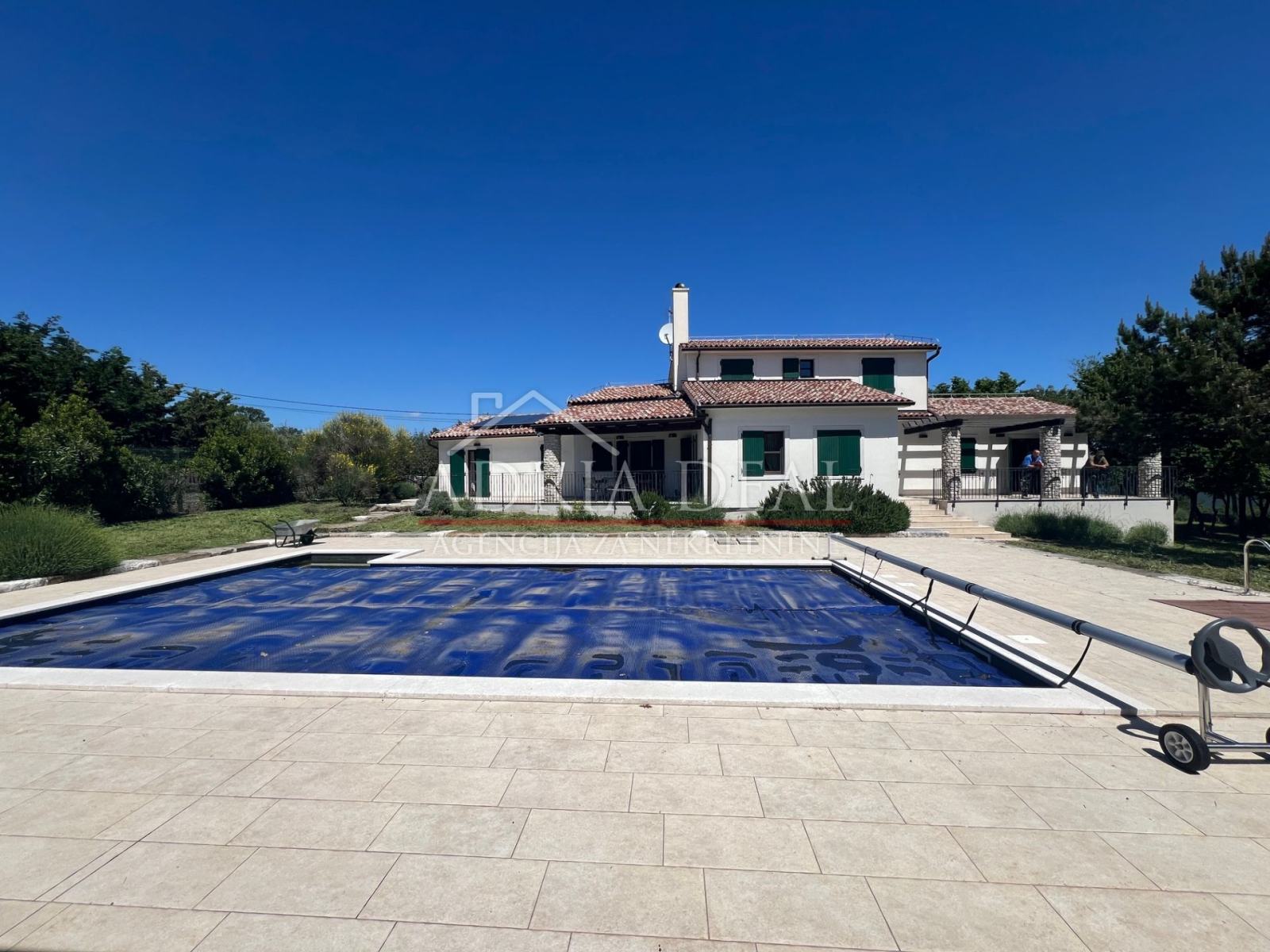 Istra, Barban - Villa sa bazenom i predivnom okućnicom (prodaja)