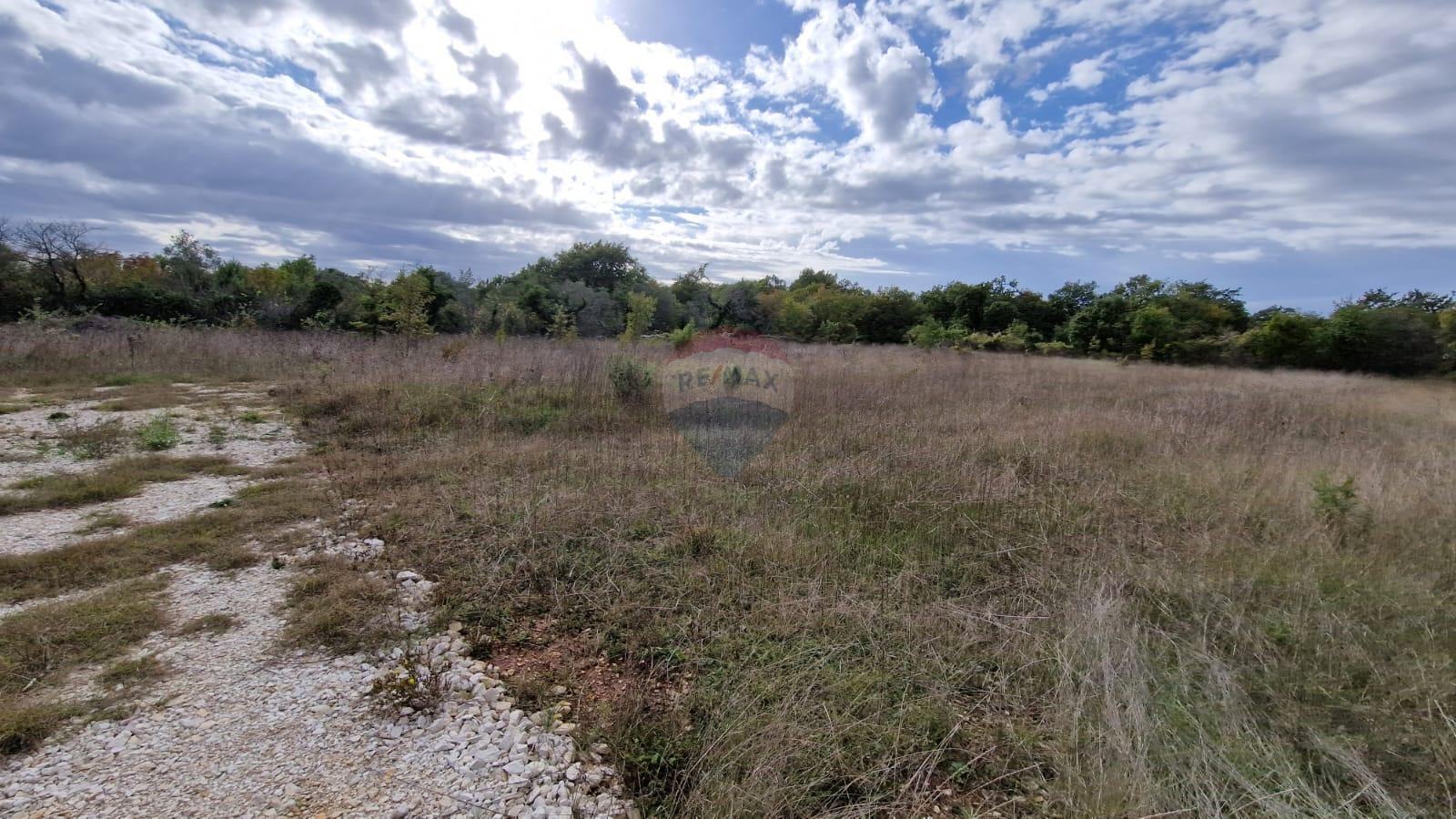 Istra, Juršići, odlično zemljište pored glavne ceste 592m2