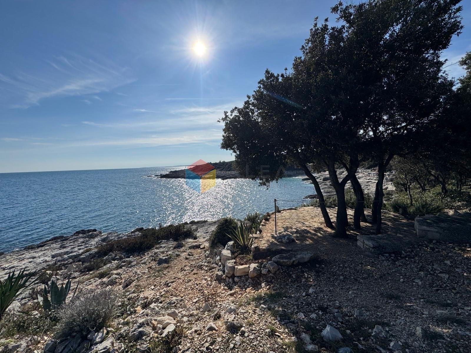 ISTRA, KAVRAN! Atraktivno zemljište samo 10 m od mora