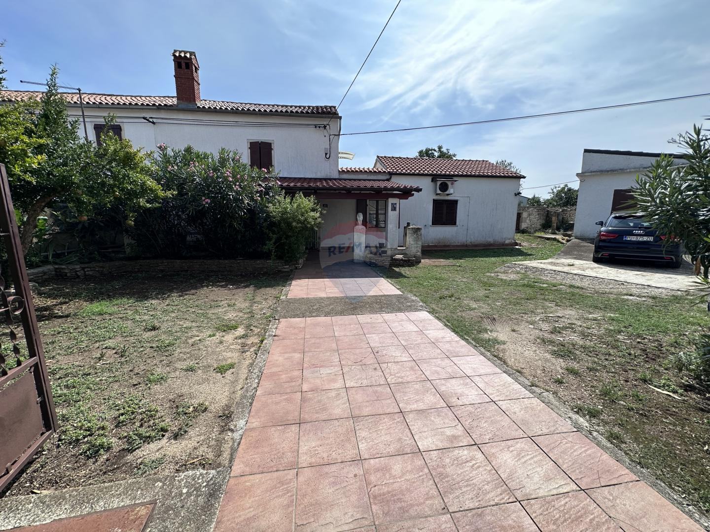 Istra, Kavran, kamena kuća vezana jednom stranom (prodaja)