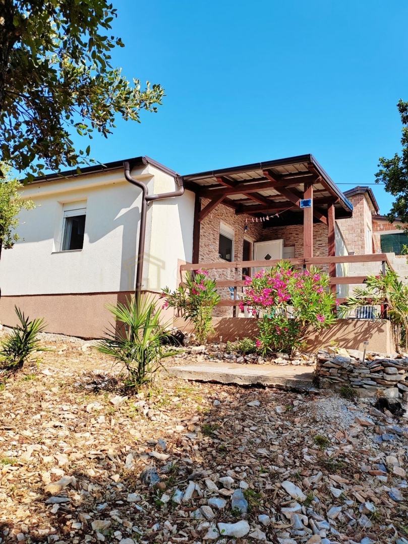 Istra, Kavran – mala samostojeća kuća s dvorištem (prodaja)