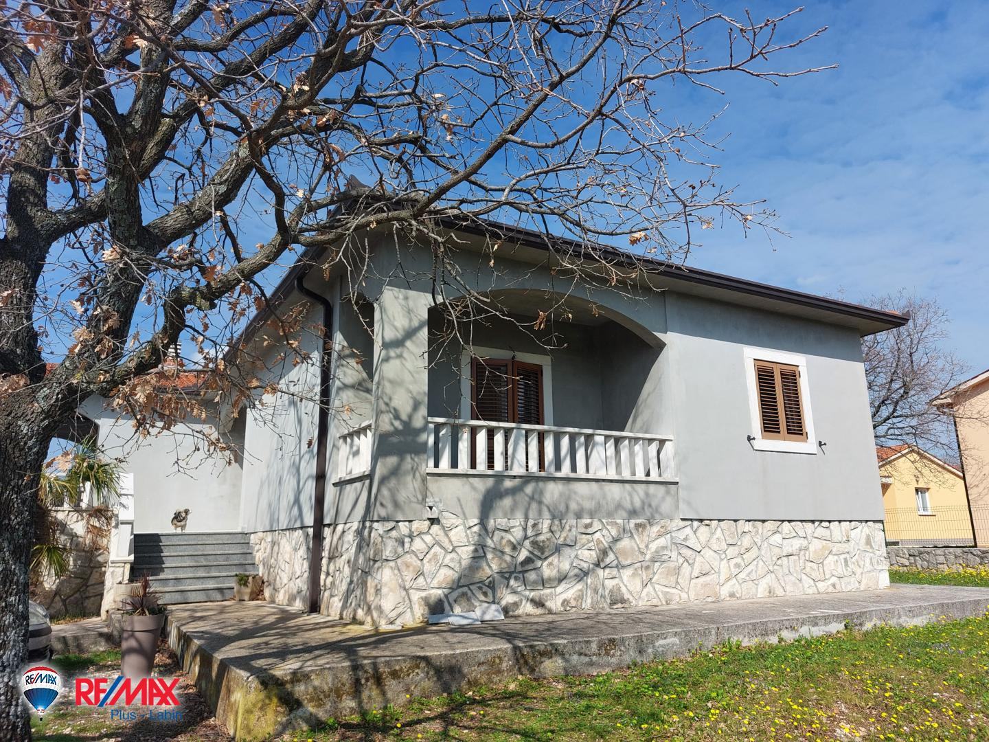 ISTRA, LABIN, OBITELJSKA KUĆA U PREDGRAĐU LABINA (prodaja)