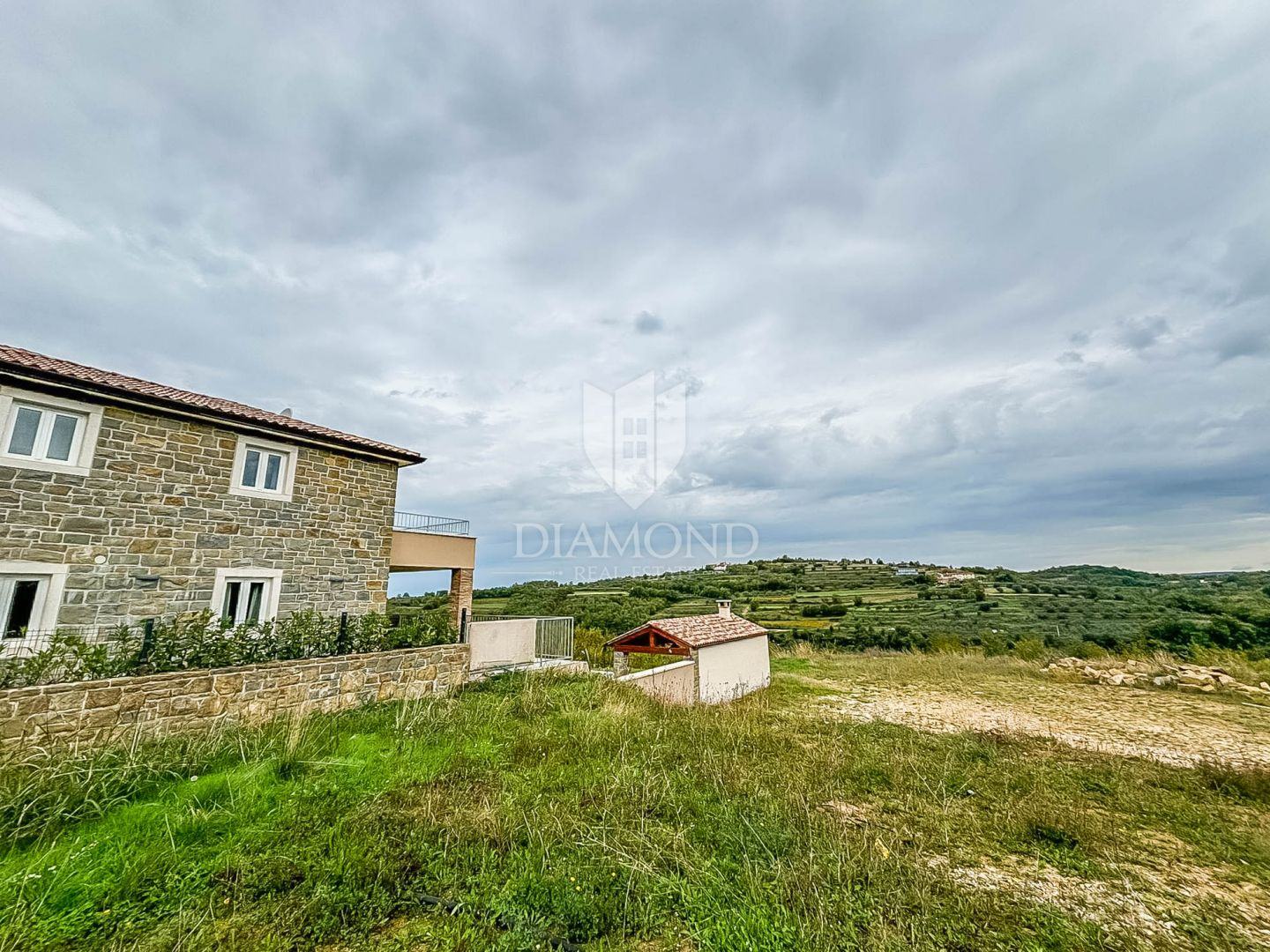 Istra, Momjan- predivna villa sa bazenom u izgradnji! (prodaja)