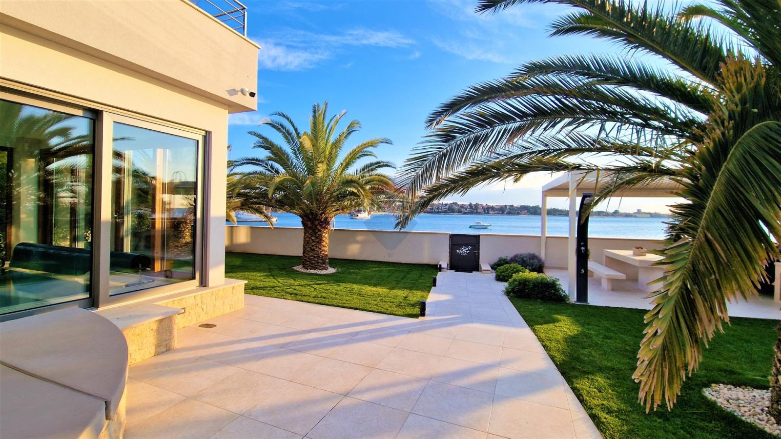 Istra,Novigrad-Impozantna vila prvi red do mora s unutarnjim bazenom ...