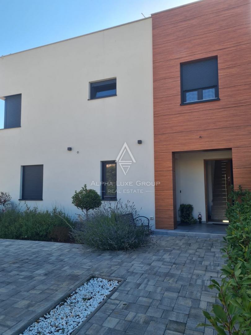 Istra, Poreč - Moderni stan na prvom katu s pogledom na more na prodaj (prodaja)