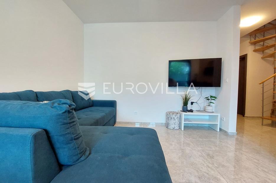 Istra, Pula, Pješčana uvala, trosoban stan, garaža, NKP 108,25 m2 (prodaja)