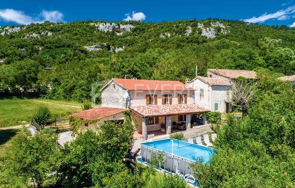 Istra, Roč, kamena kuća s bazenom 146 m2 (prodaja)
