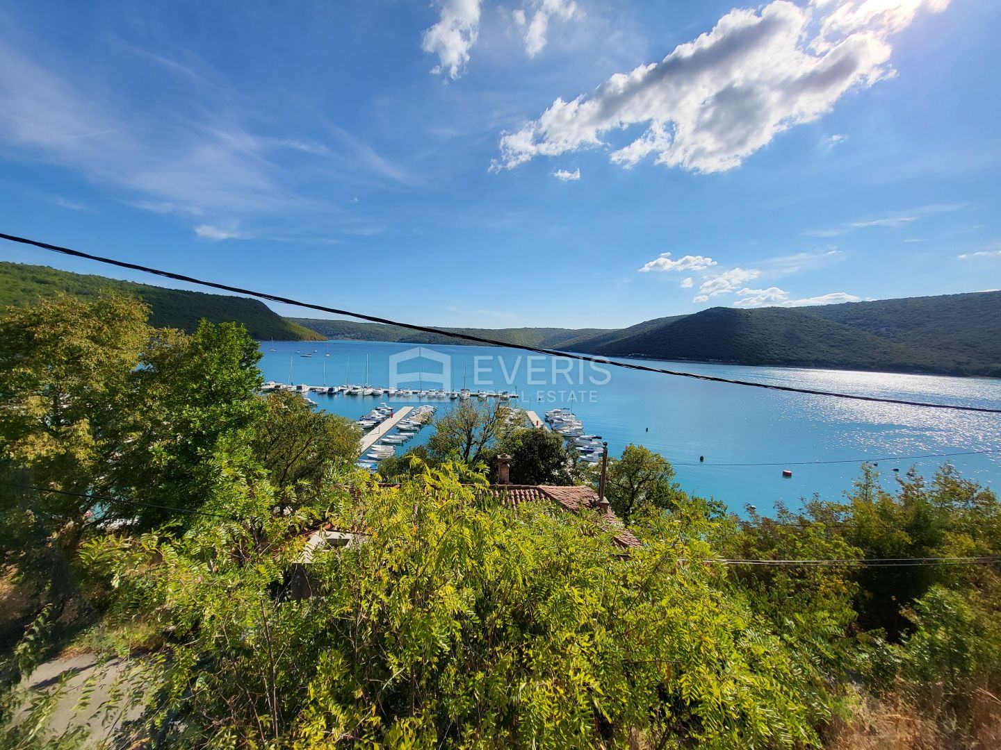 Istra, Trget, 20m od mora, zemljište s građevinskom dozvolom i projekt