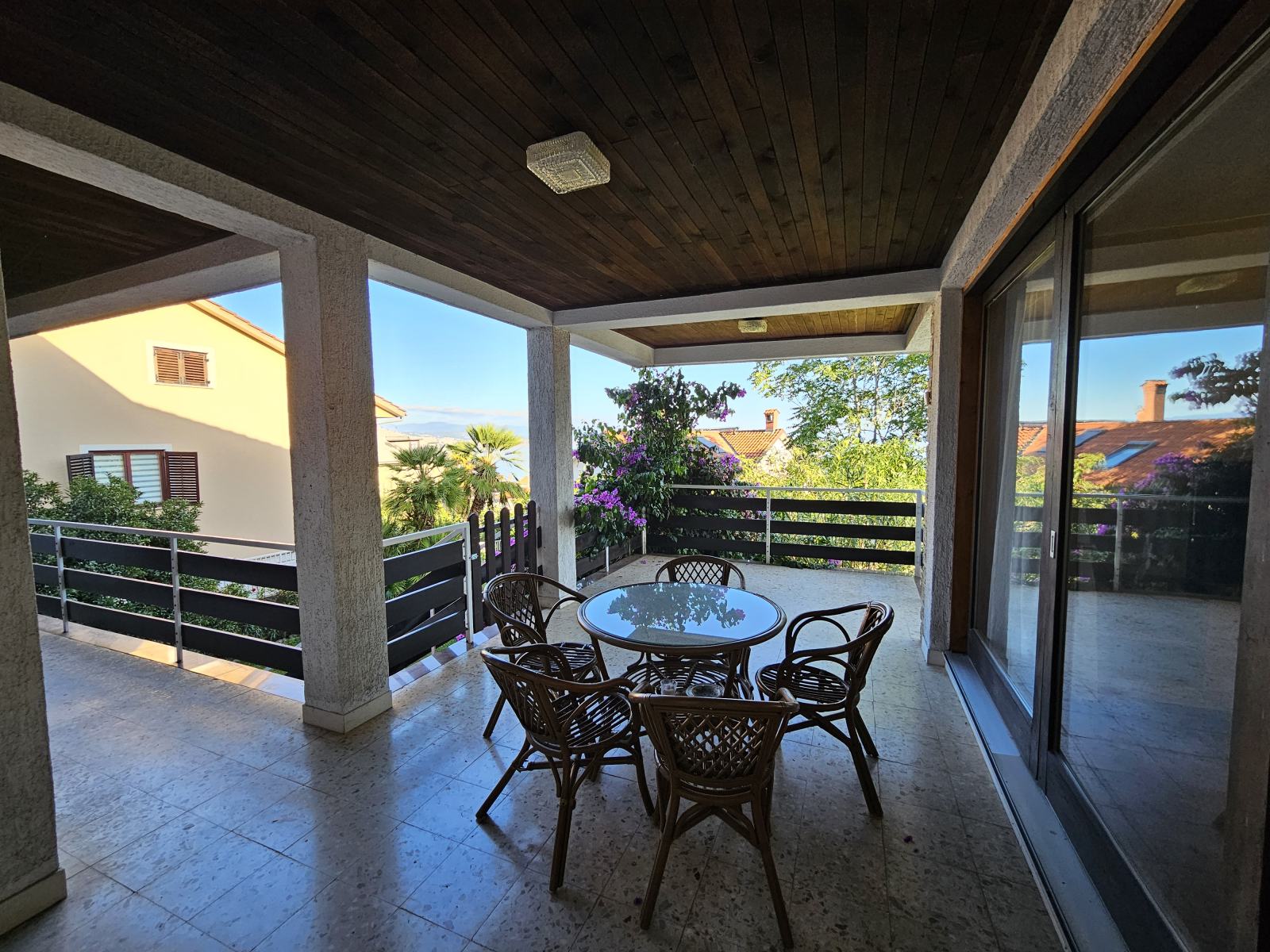 Iznajmljuje se 4-sobni stan 140m2 s garažnim mjestom u priv. garaži ...