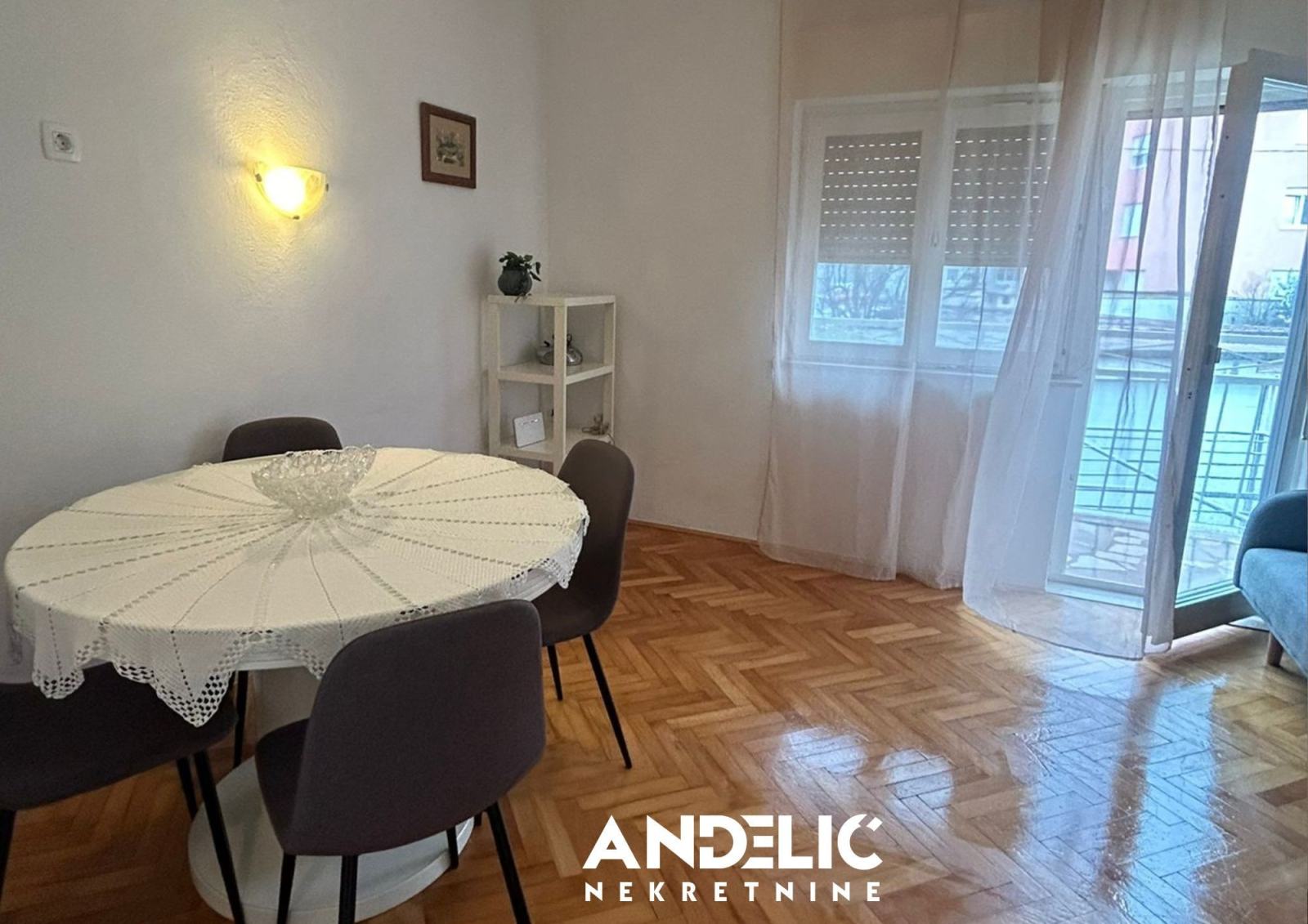 JEDNOSOBAN STAN S VELIKOM TERASOM - BRDA SPLIT (prodaja)