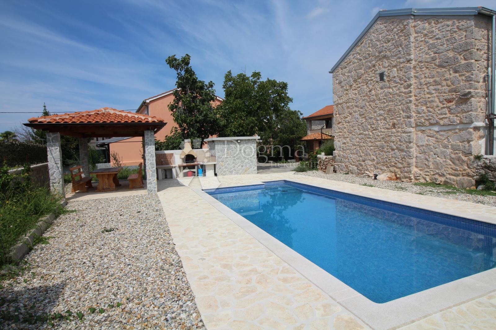 Kamena kuća s bazenom i velikom okućnicom (prodaja)