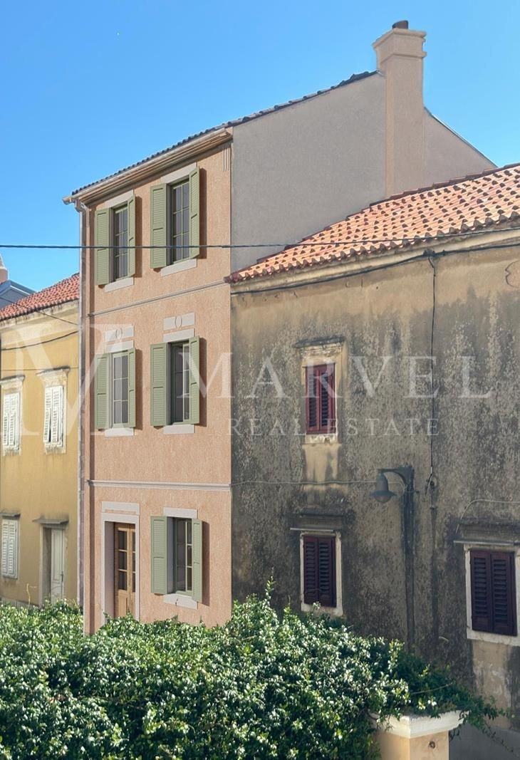 Kamena kuća, Otok Krk, Omišalj, stari grad, s okućnicom! (prodaja)