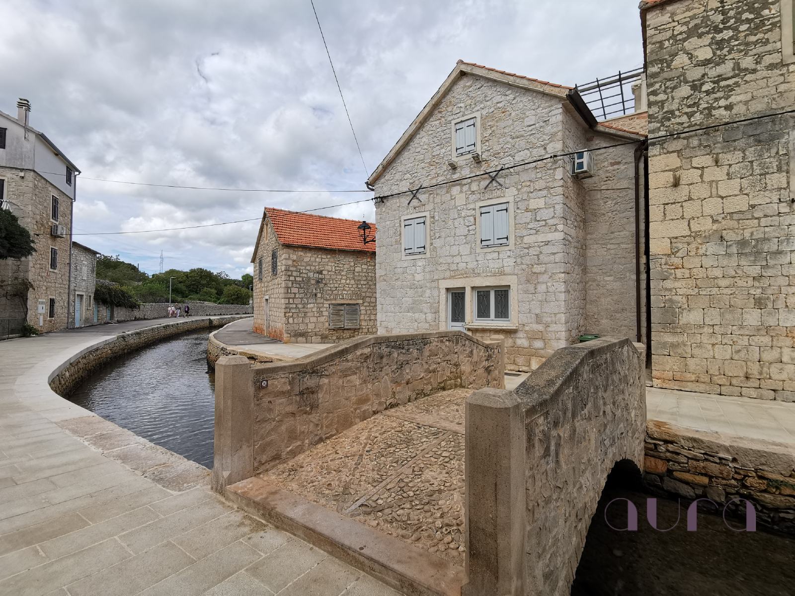 Kamena kuća prvi red uz more u samom centru - Vrboska otok Hvar (prodaja)