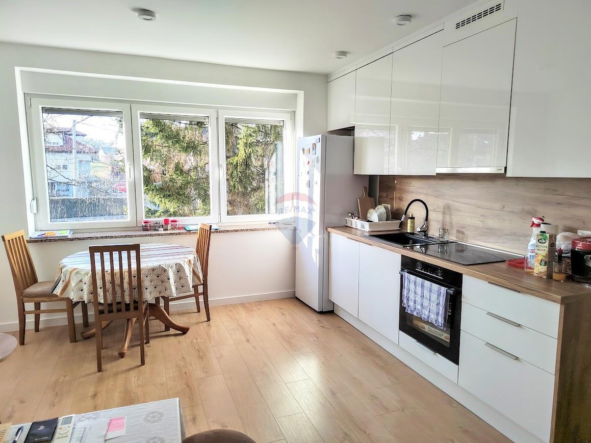 Karlovac; Švarča, potpuno renoviran trosoban stan 58 m2 (prodaja)