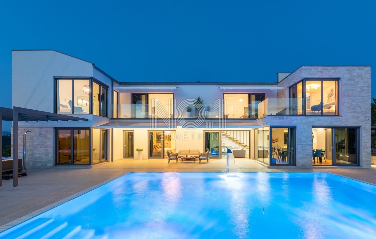 Karojba - luksuzna villa s bazenom, jacuzzijem i saunom (prodaja)