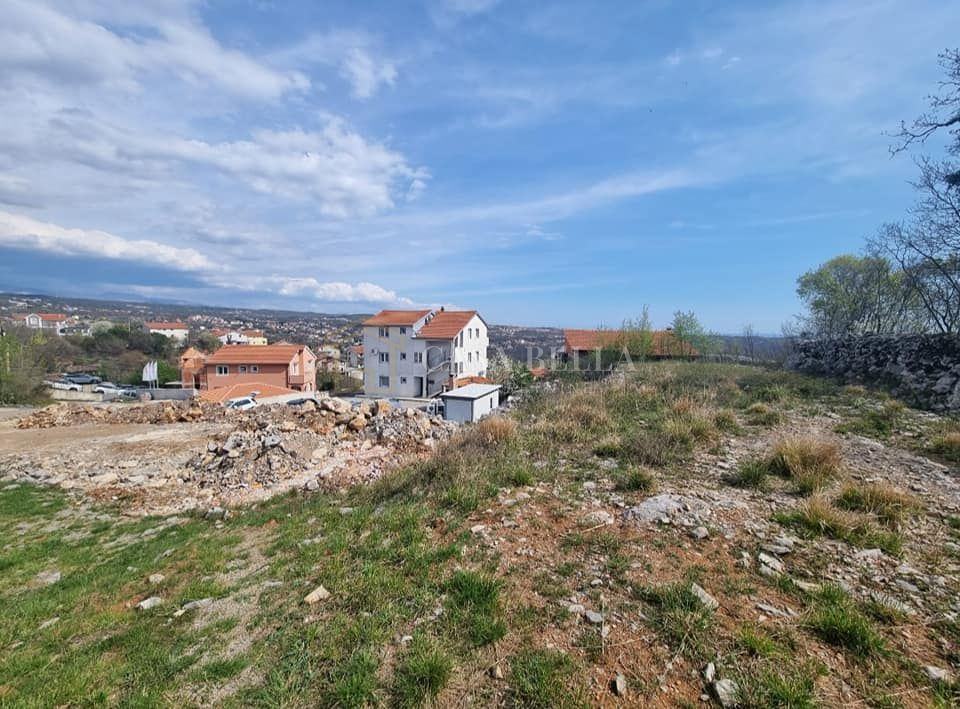 Kastav, građevinsko zemljište P+2, moguć ukop garaže