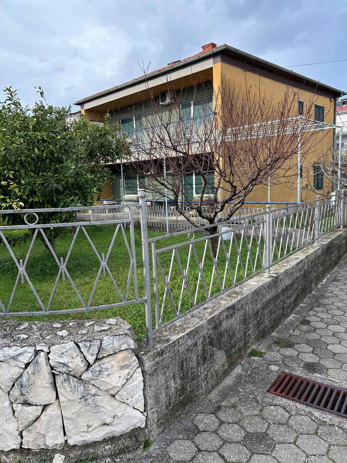 Kaštel Gomilica, samostojeća kuća 292,46 m2 sa okućnicom (prodaja)