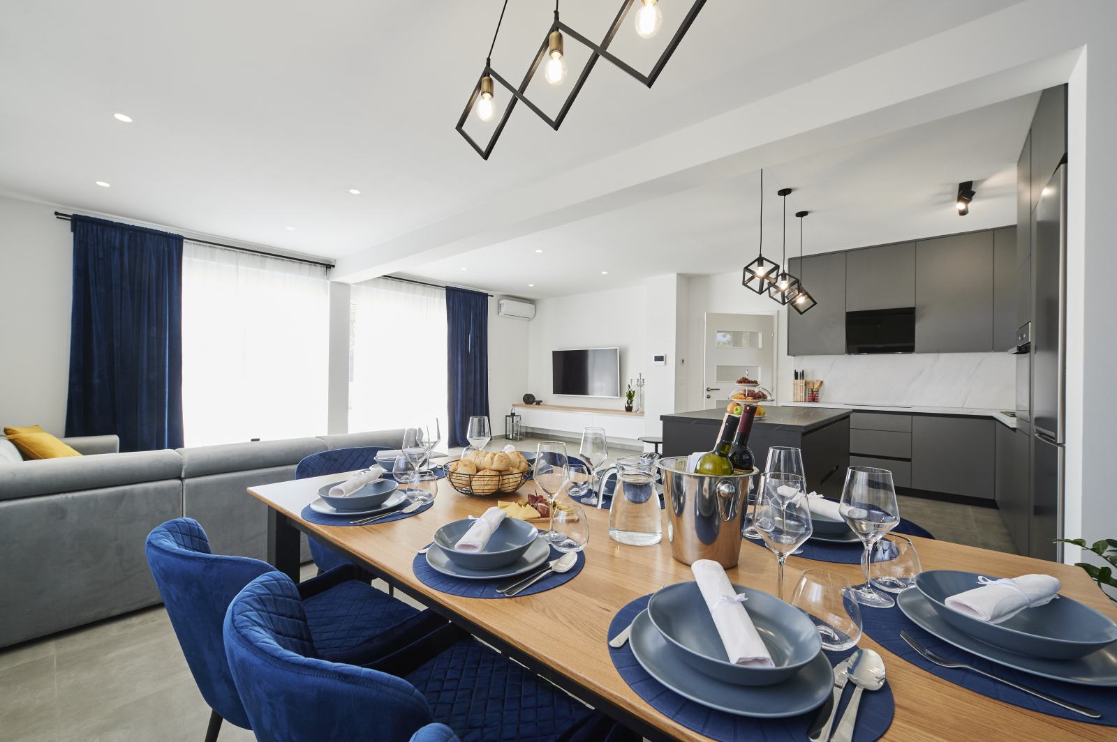 KAŠTEL NOVI-LUX VILLA,240.00 m2,BAZEN,GARAŽA,600M.OD MORA (prodaja)