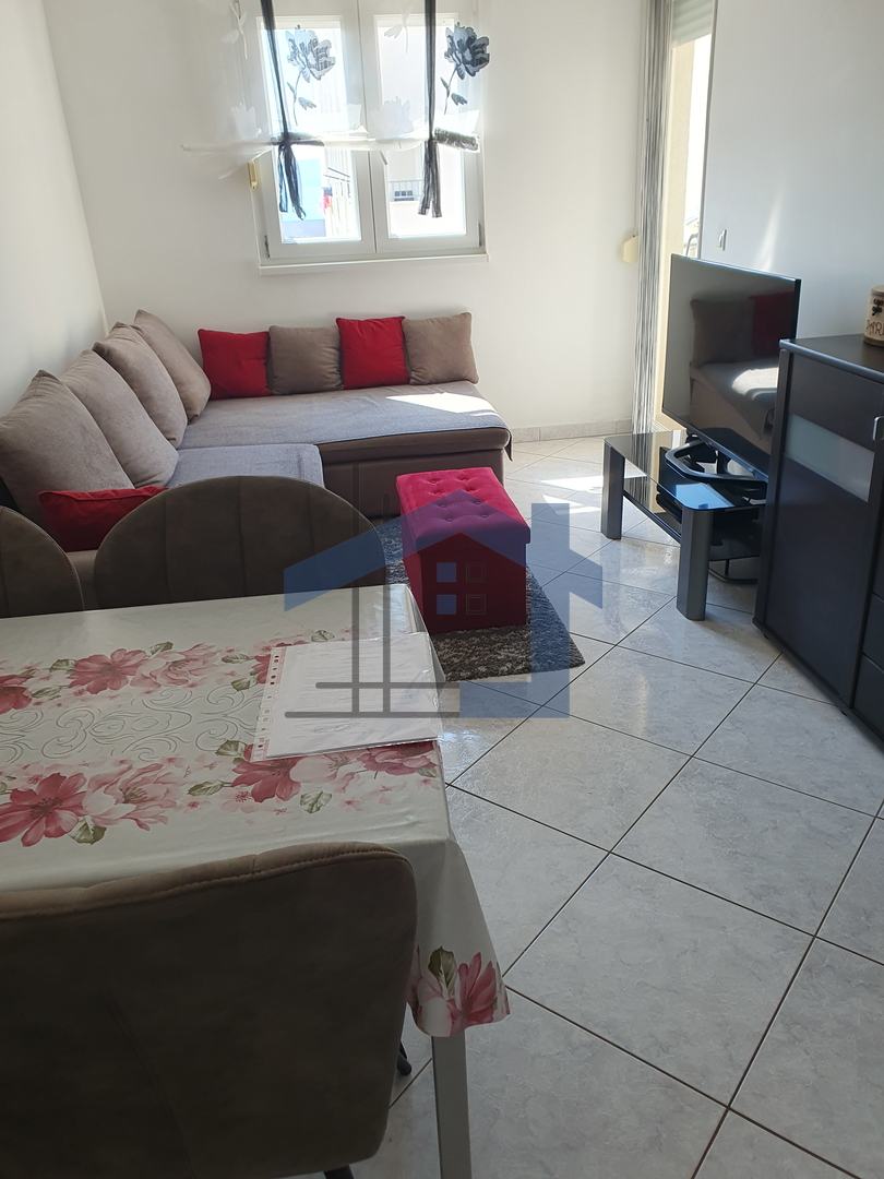 Kaštela jednosoban stan 44 m2 pored mora (prodaja)