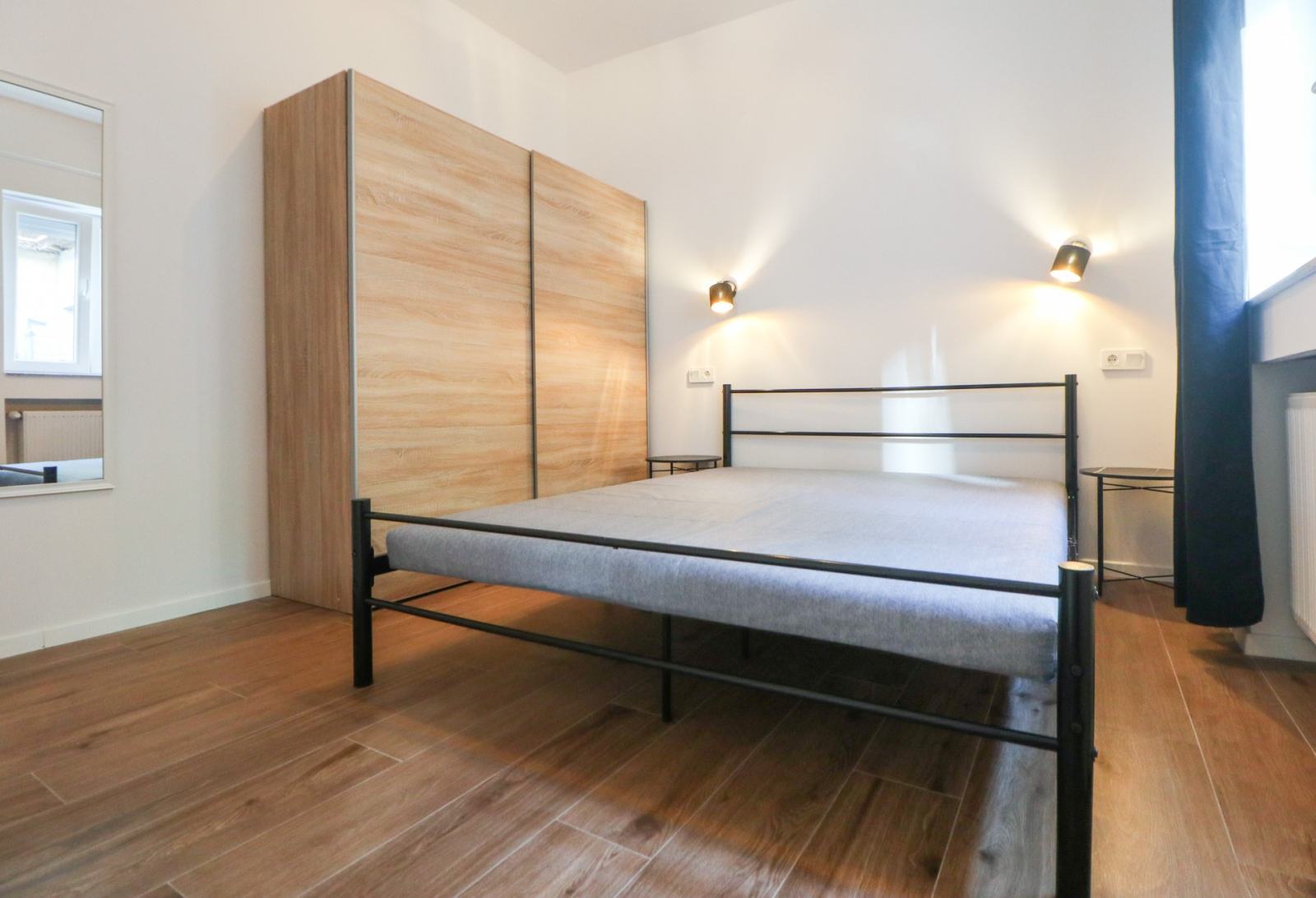 KOD KVATERNIKOVOG TRGA, NOVOUREĐEN MANJI 2-SOBAN STAN (prodaja)