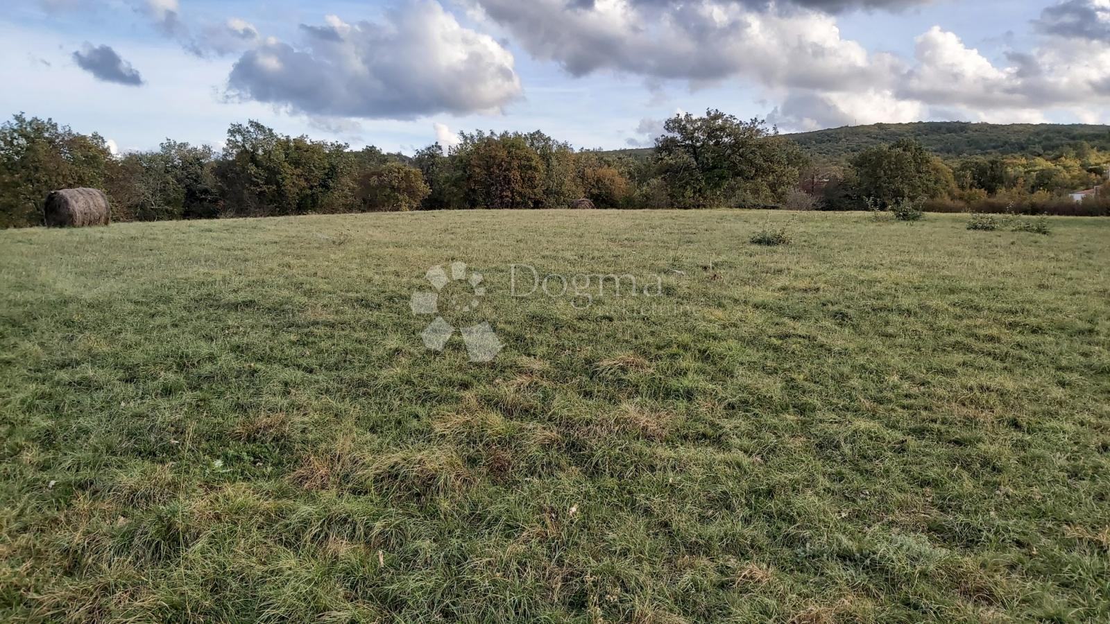 Kombinirano zemljište u predgrađu Labina