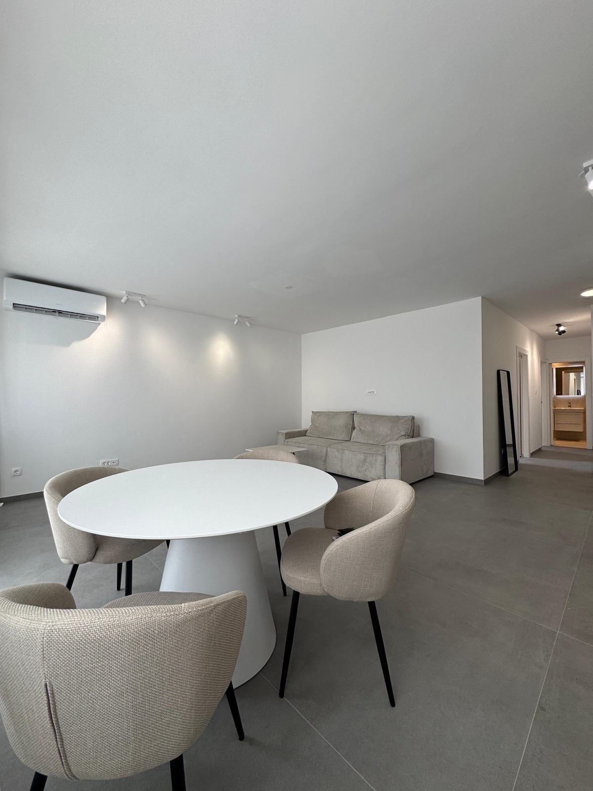 Kompletno nov dvosoban stan (70m2) - Žnjan, dugoročno !!! (iznajmljivanje)