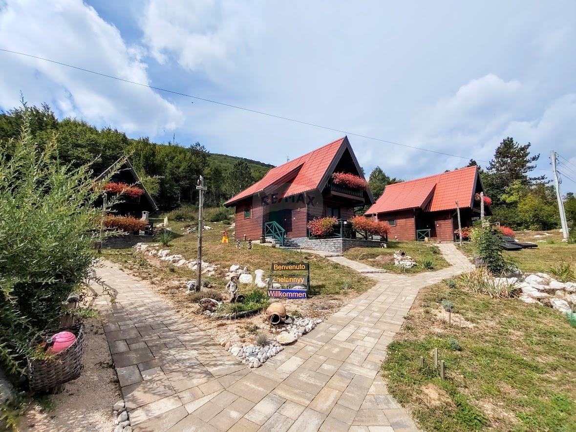 Korenica; turističko naselje kraj Plitvičkih jezera (prodaja)