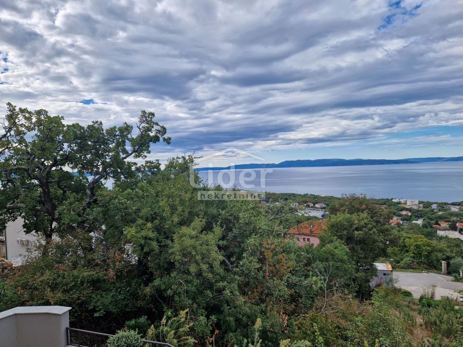 Kostrena, dvije kuće, garaža i spremište s pogledom na Kvarner (prodaja)