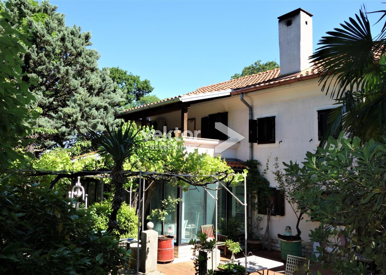 Kostrena, dvije kuće na prostranoj okućnici, bazen (prodaja)