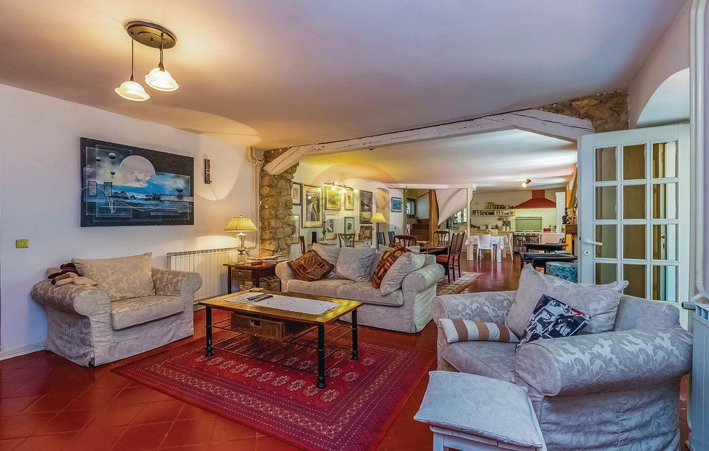 KOSTRENA, imanje s dvije kuće i bazenom (prodaja)